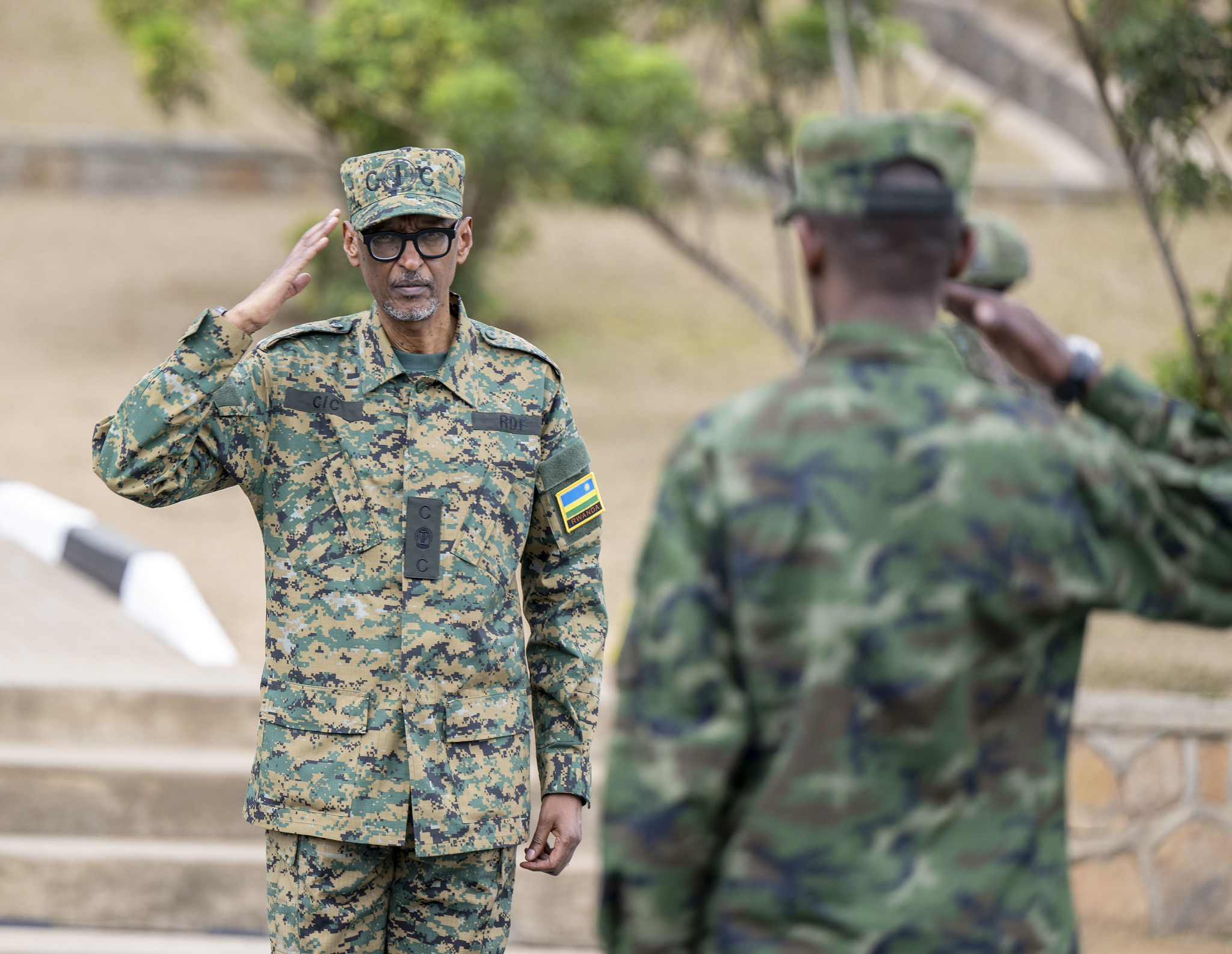 Perezida Kagame yazamuye mu ntera abasirikare basaga 600 - Igicumbi News