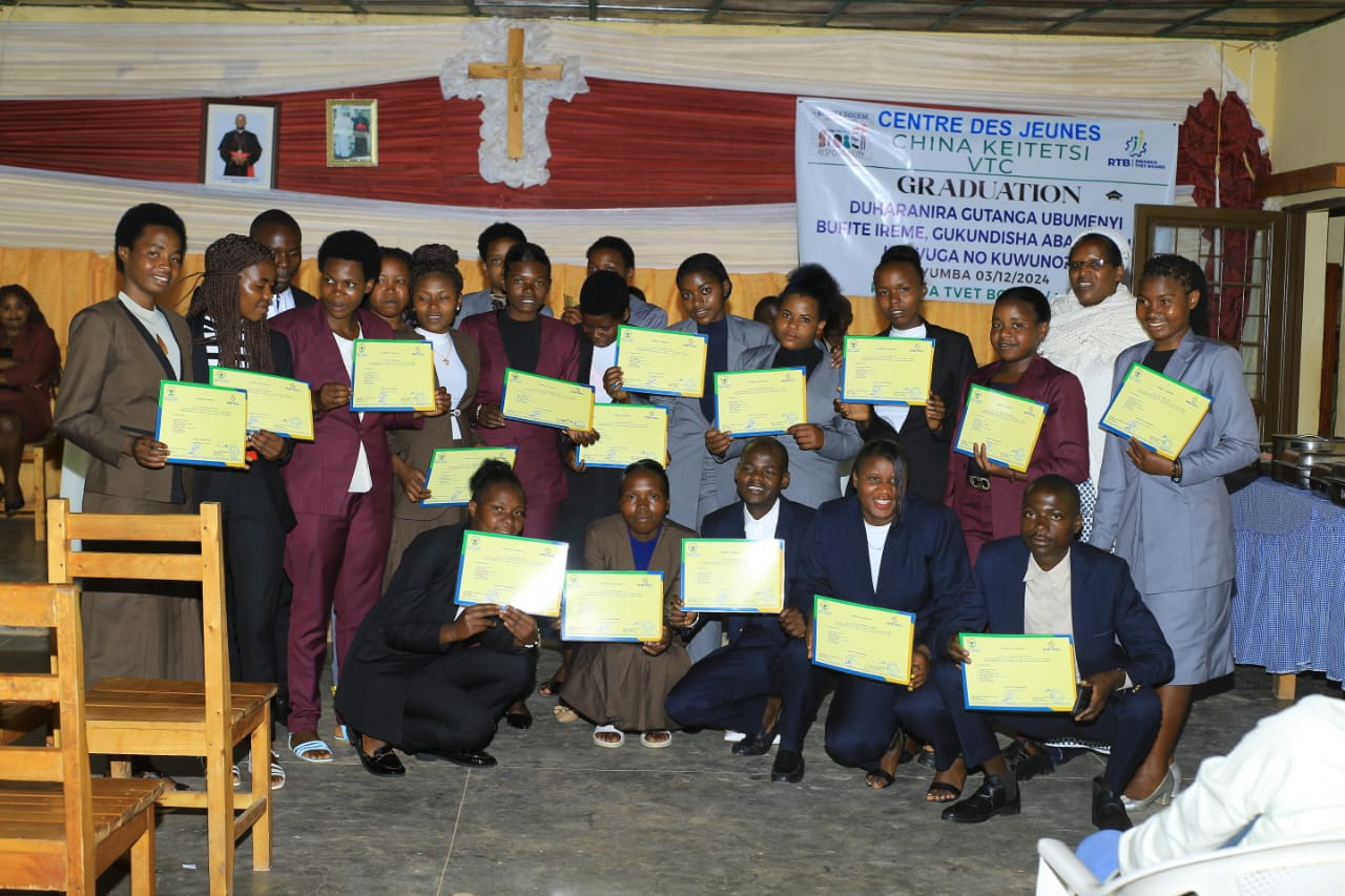 Gicumbi: Hatanzwe impamyabumenyi ku banyeshuri basoje umwuga w'ubudozi ...