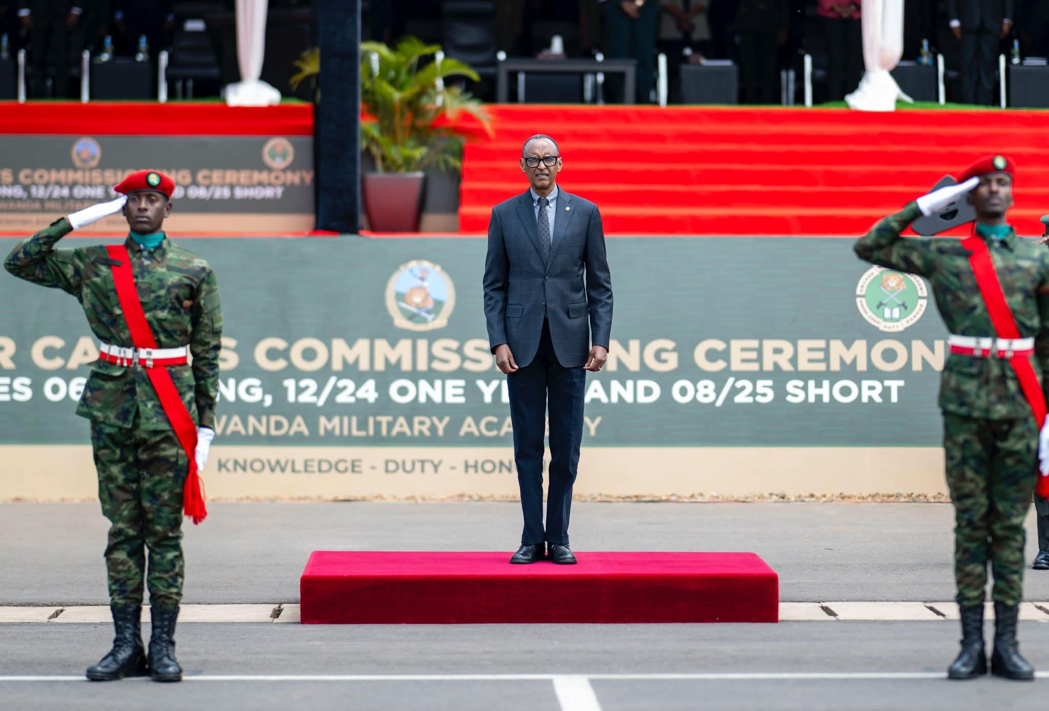 Perezida Kagame yageze i Gako mu muhango wo gushyira mu ngabo ...